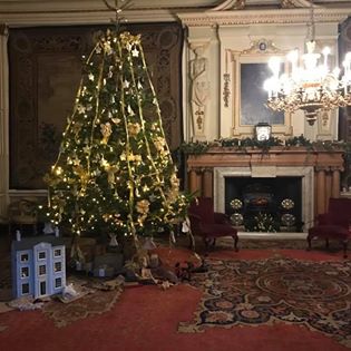 did they used to put candles on christmas trees